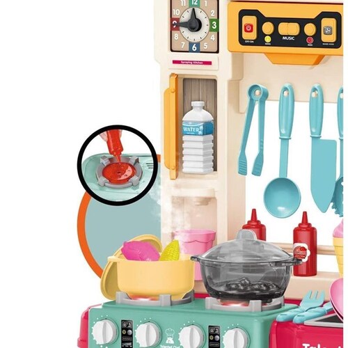 Cocina Talented Chef Rosa Spraying Kitchen