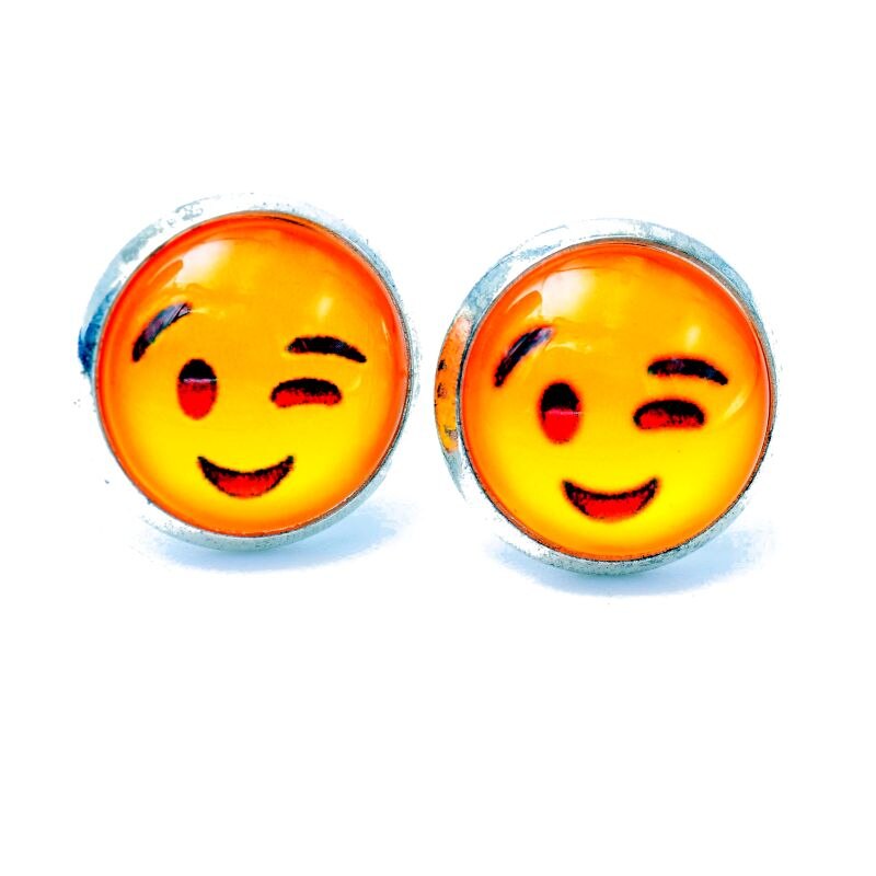 Joya Aretes Broquel Emoji Carita Sonrie Un Ojo Cerrado Acero