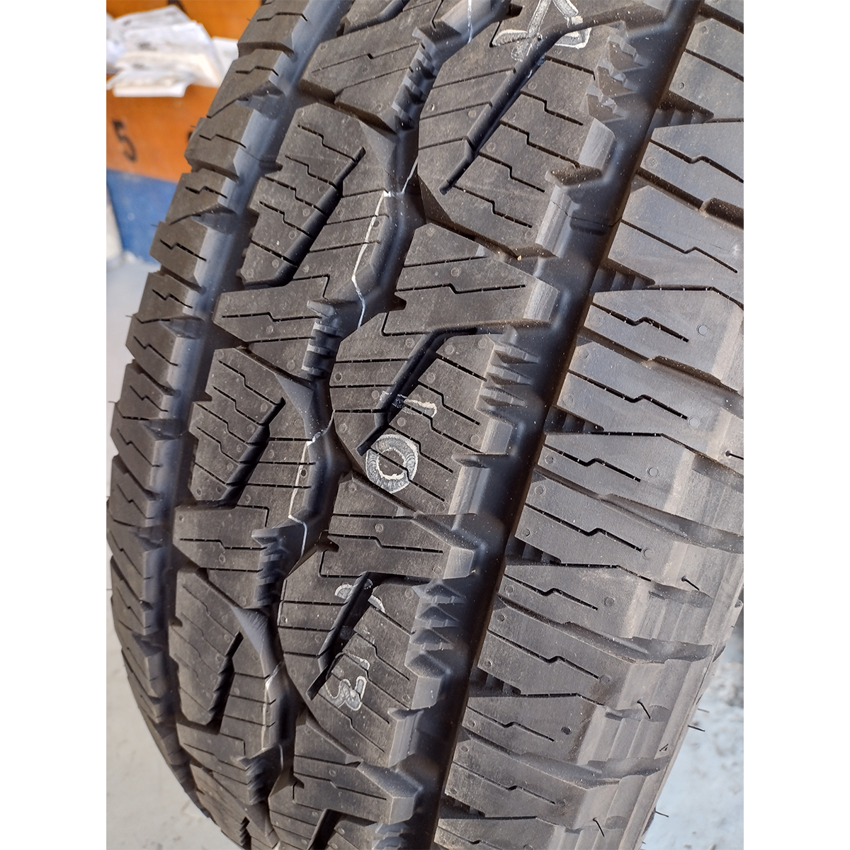 LLANTA 265/70R17 BRIDGESTONE DUELER A/T LT 10C REVO 3 121/118S.