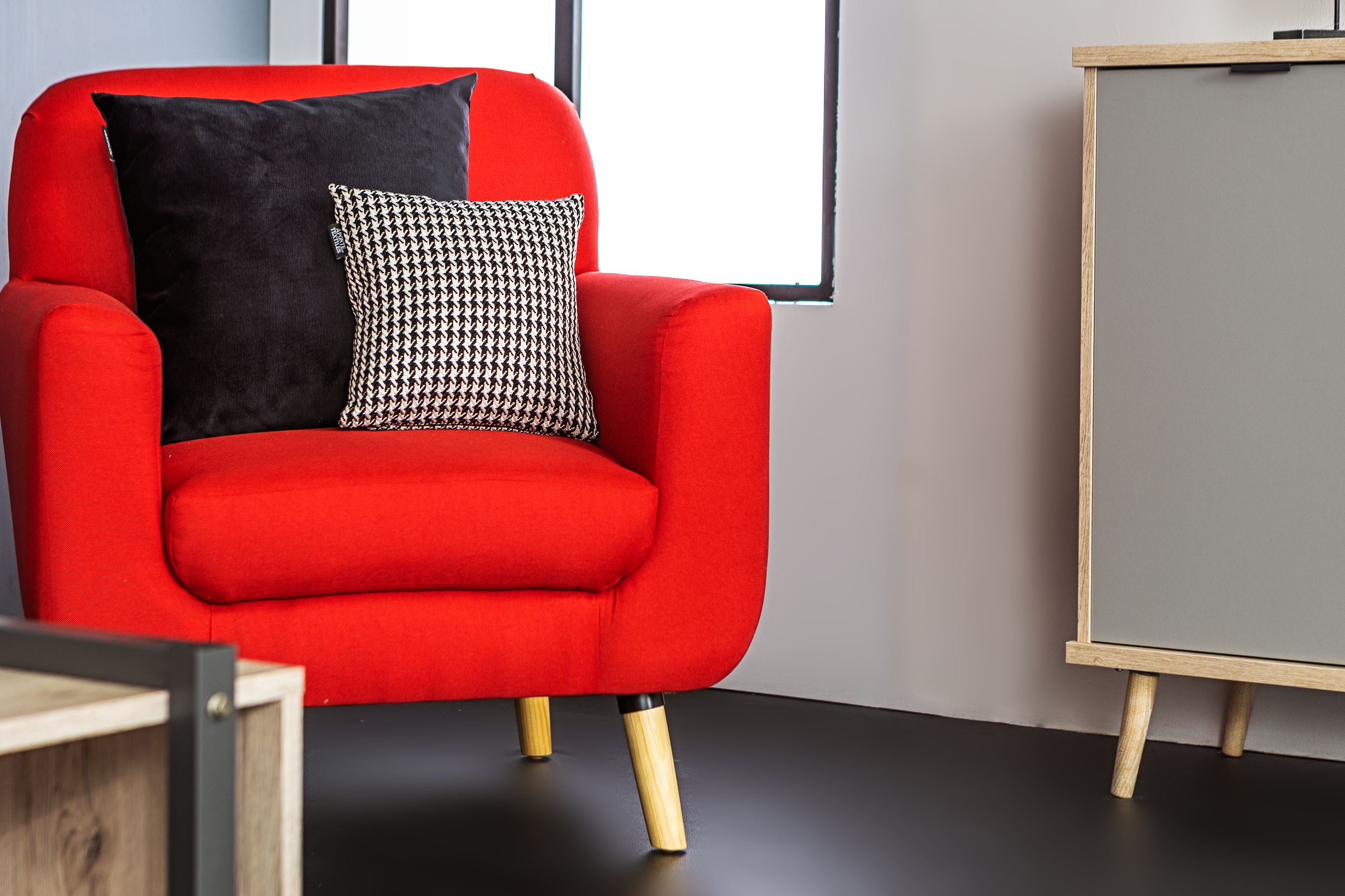 Sillón Individual con Tapizado Rojo. Estructura de Madera Sólida