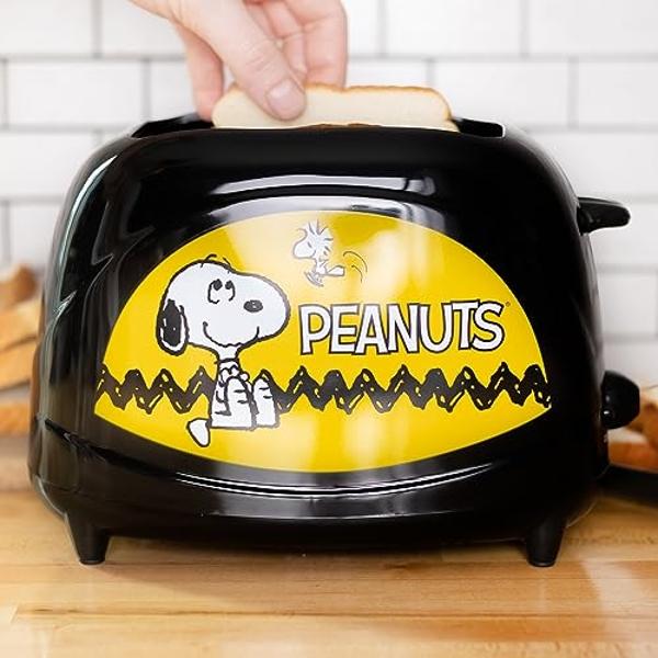 Uncanny Brands Peanuts Snoopy Two-Slice Toaster- Toasts Your Favorite ...